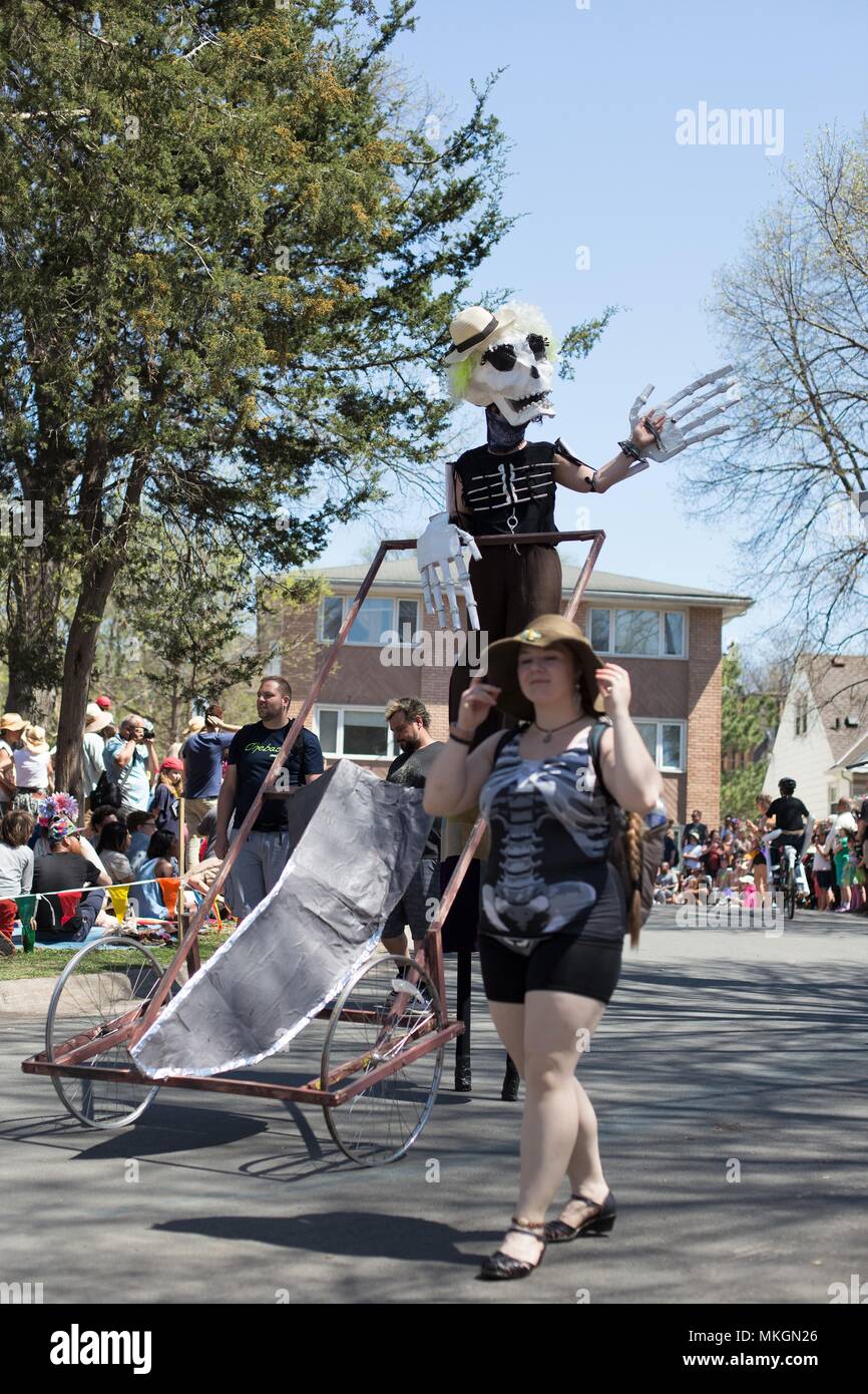 Skeleton skeletons costume costumes hi-res stock photography and images ...