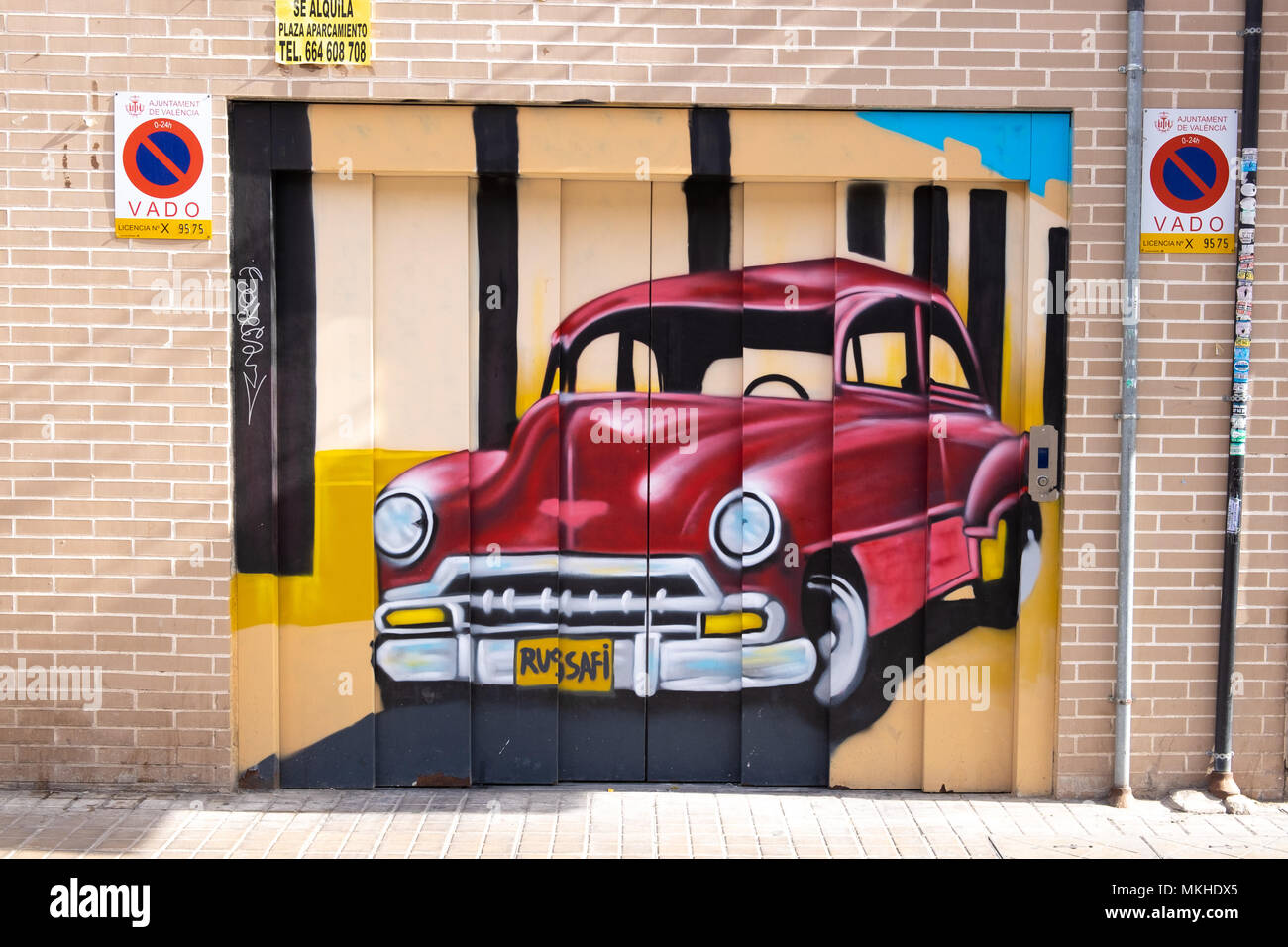 Graffiti on garage hi-res stock photography and images - Alamy