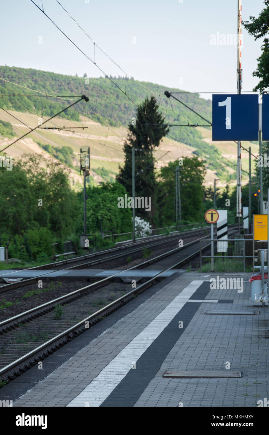 Bahnhof arrive hi-res stock photography and images - Alamy