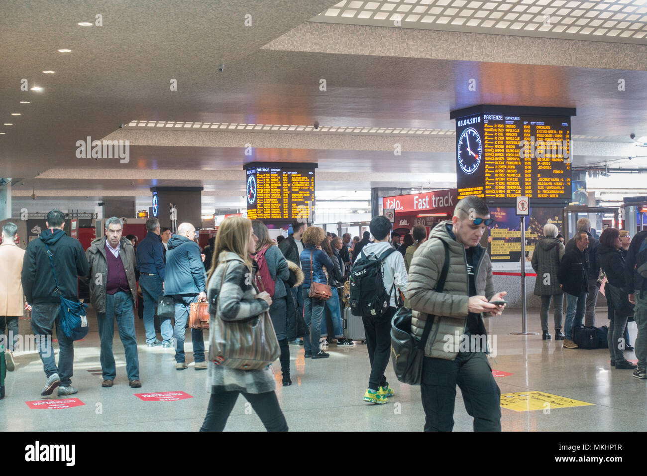 Passengers stazione termini hi-res stock photography and images - Alamy