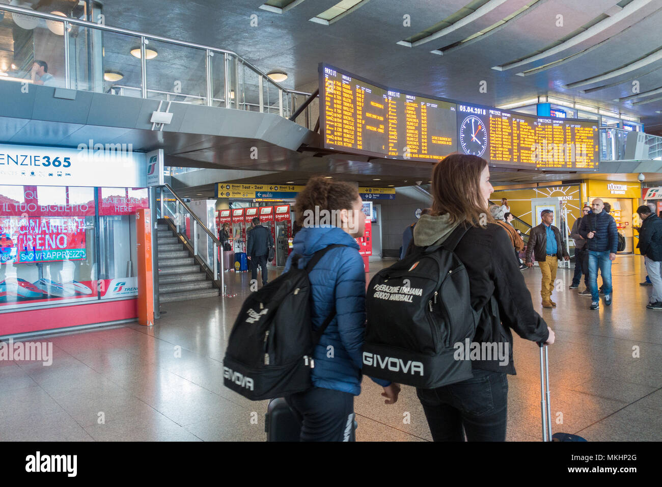 Passengers stazione termini hi-res stock photography and images - Alamy