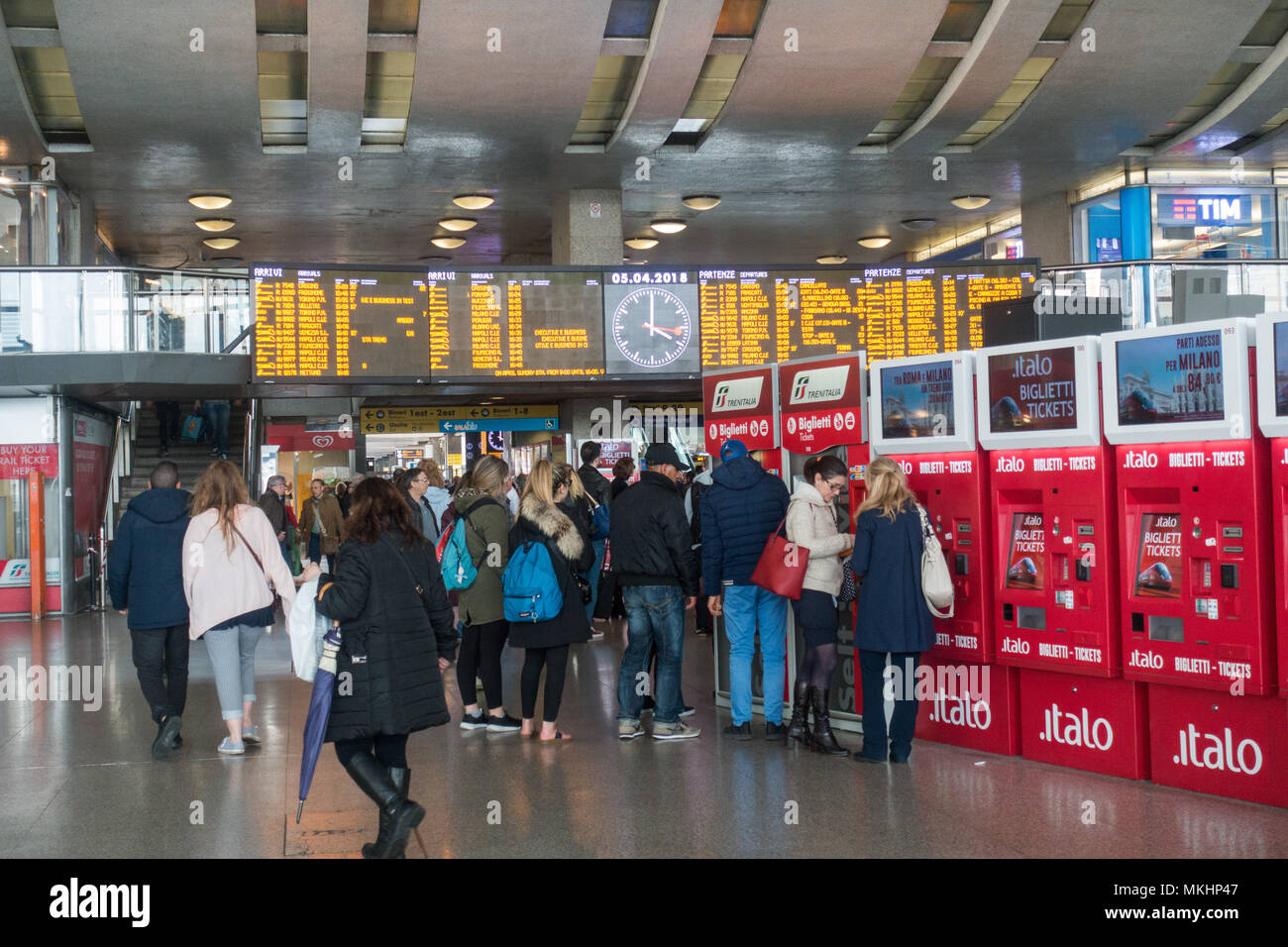 Passengers stazione termini hi-res stock photography and images - Alamy