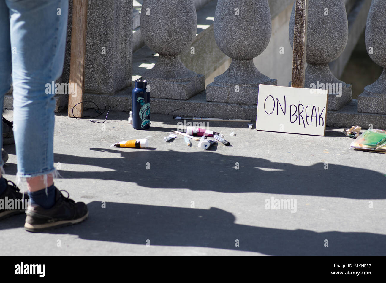 On break sign of street artists on the floor Stock Photo - Alamy