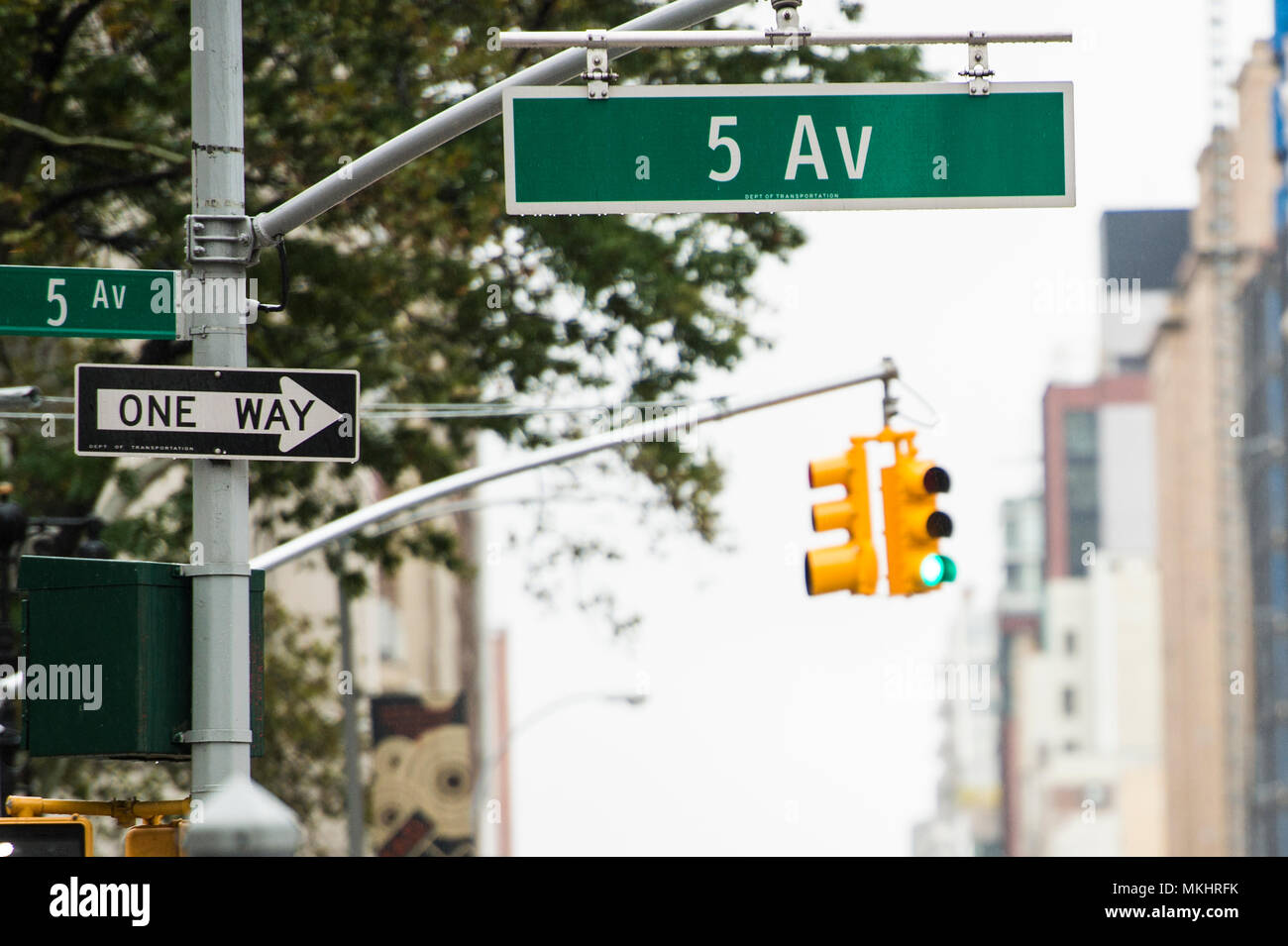 Fifth avenue street sign hi-res stock photography and images - Alamy