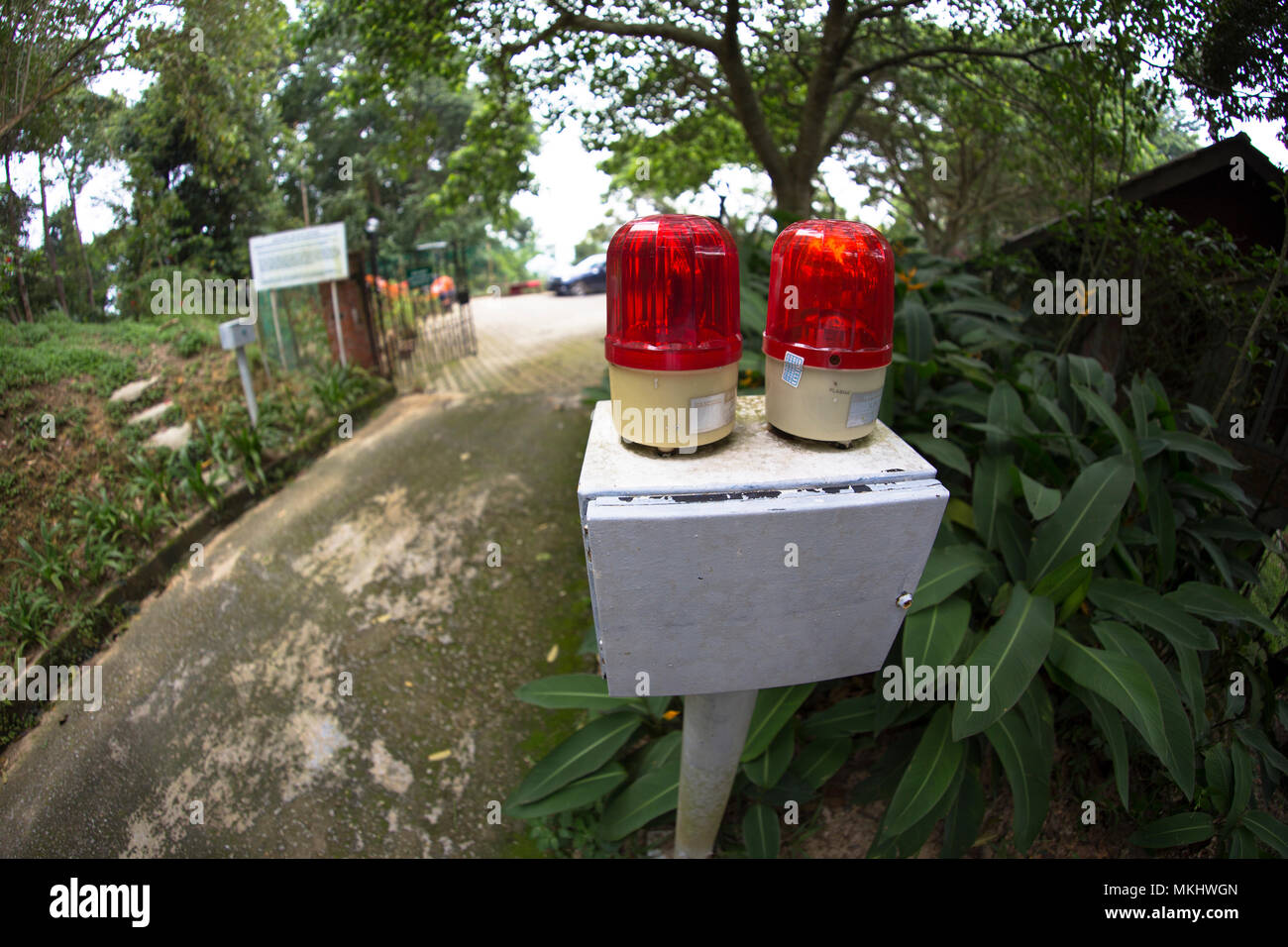 One-way track road communication device using red signal lightings ...