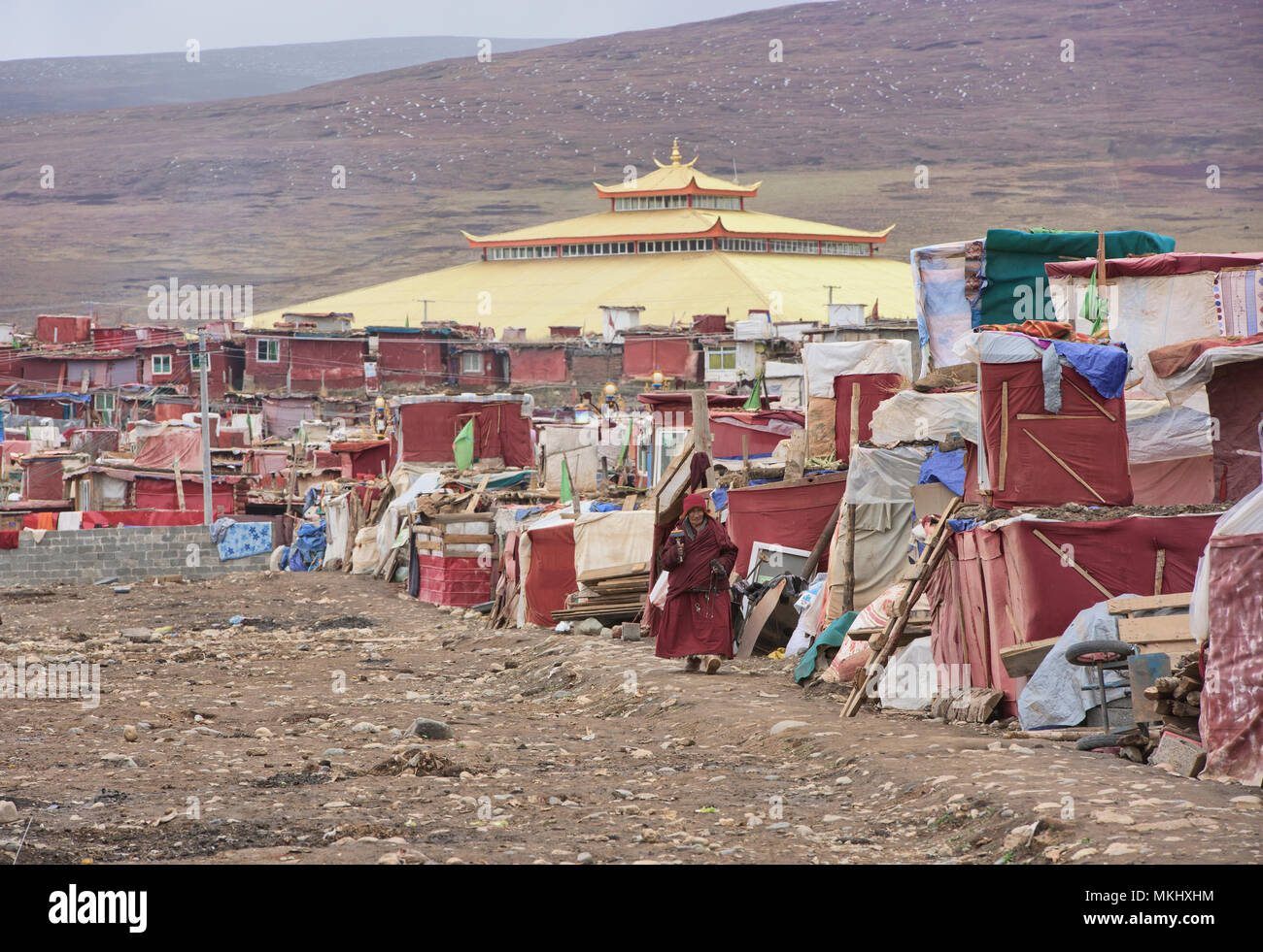 Tibetan nun and slum on the nunnery island of Yarchen Gar, Sichuan ...