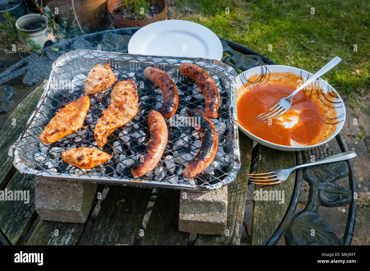 Barbequeing hi-res stock photography and images - Alamy