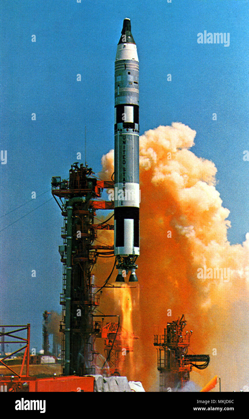 Rocket ship launch hi-res stock photography and images - Alamy