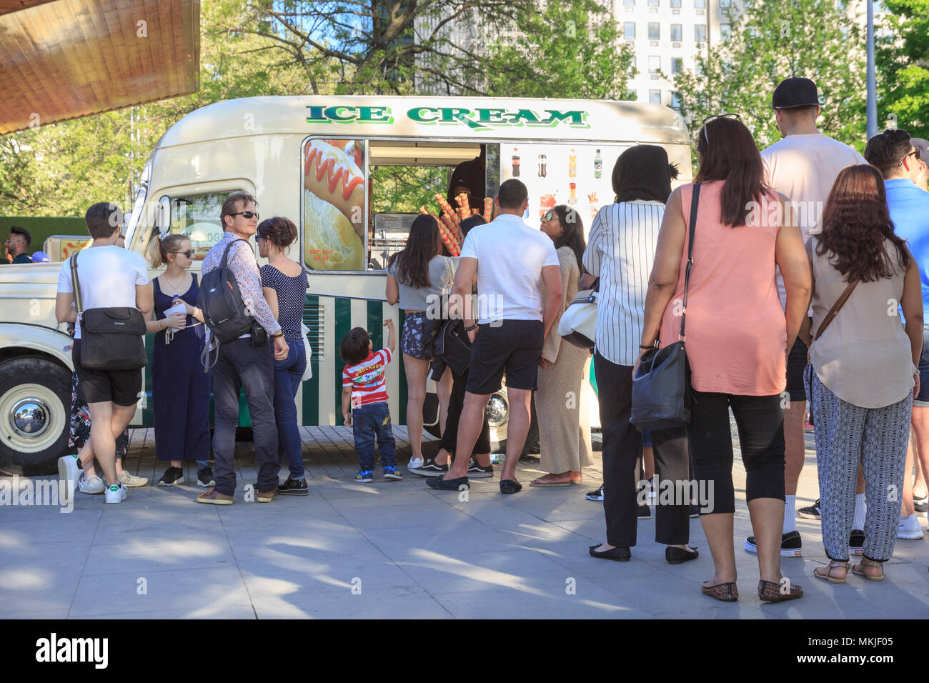 South Bank, London, 7th May 2018. Long queues of customers in urgent ...