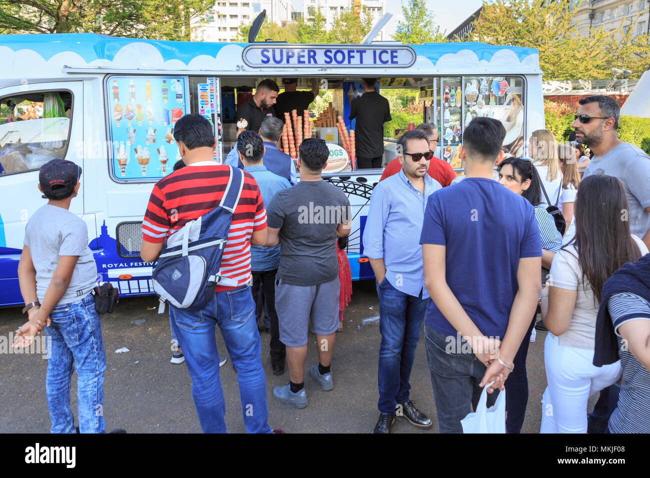 Long ice cream van queue hi-res stock photography and images - Alamy