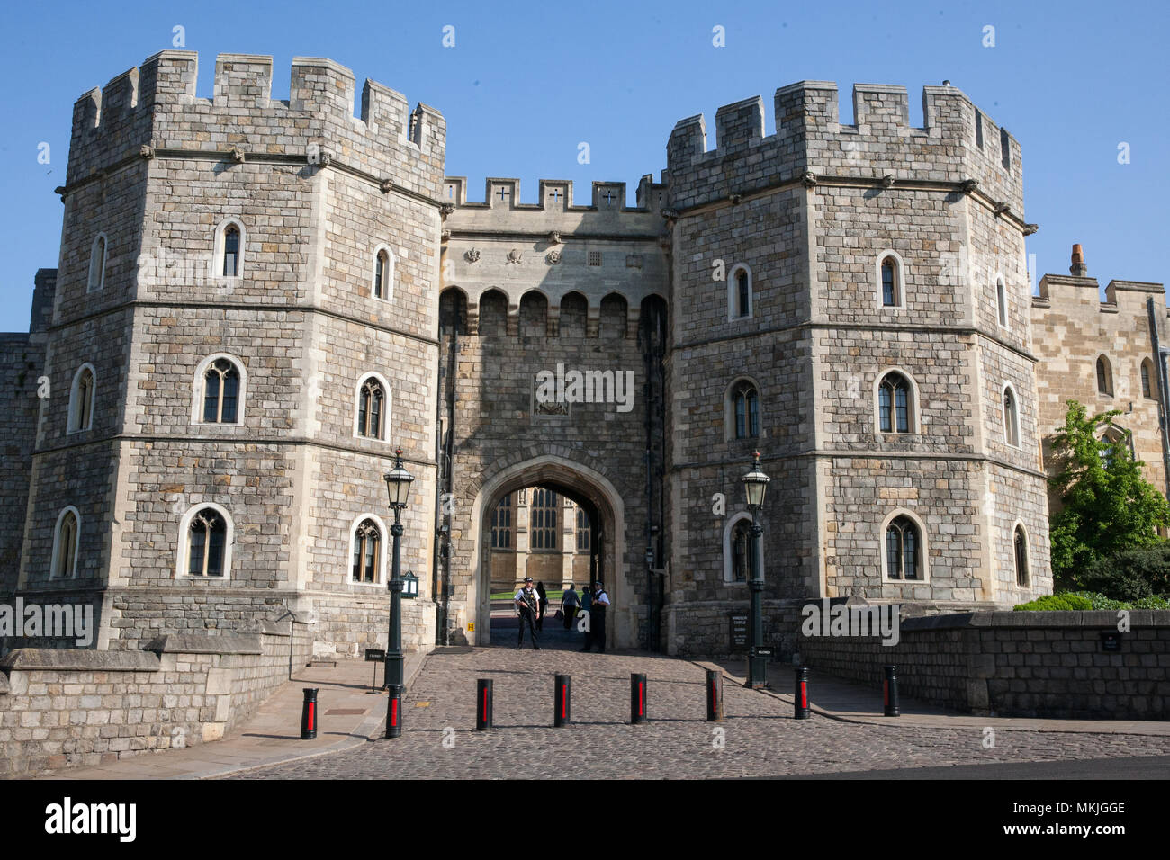 Police stand by the henry viii gate at windsor castle hi-res stock ...