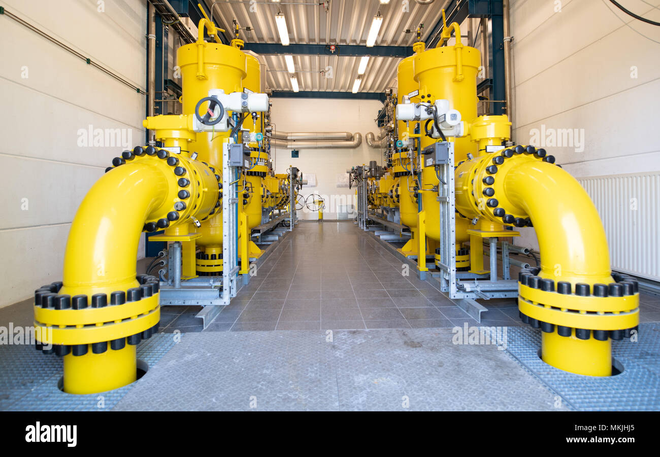 Aligned pipes hi-res stock photography and images - Alamy