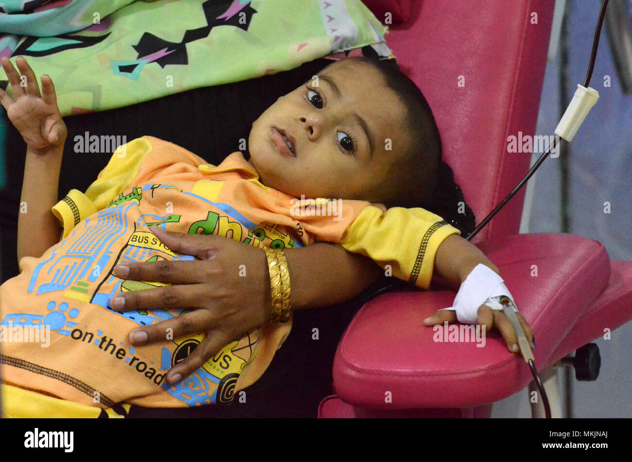 (180508) -- LAHORE, May 8, 2018 (Xinhua) -- A Pakistani patient ...
