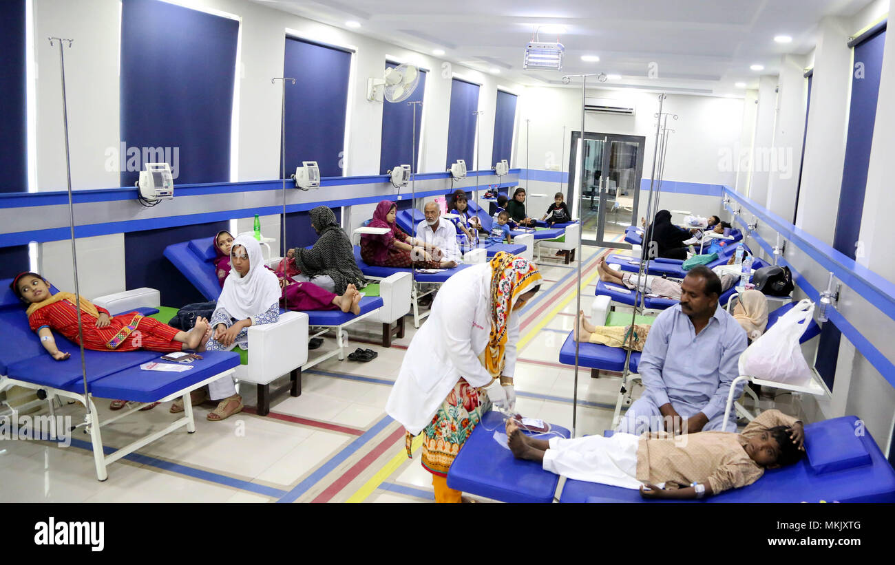 Islamabad, Pakistan. 8th May, 2018. Pakistani patients suffering from ...
