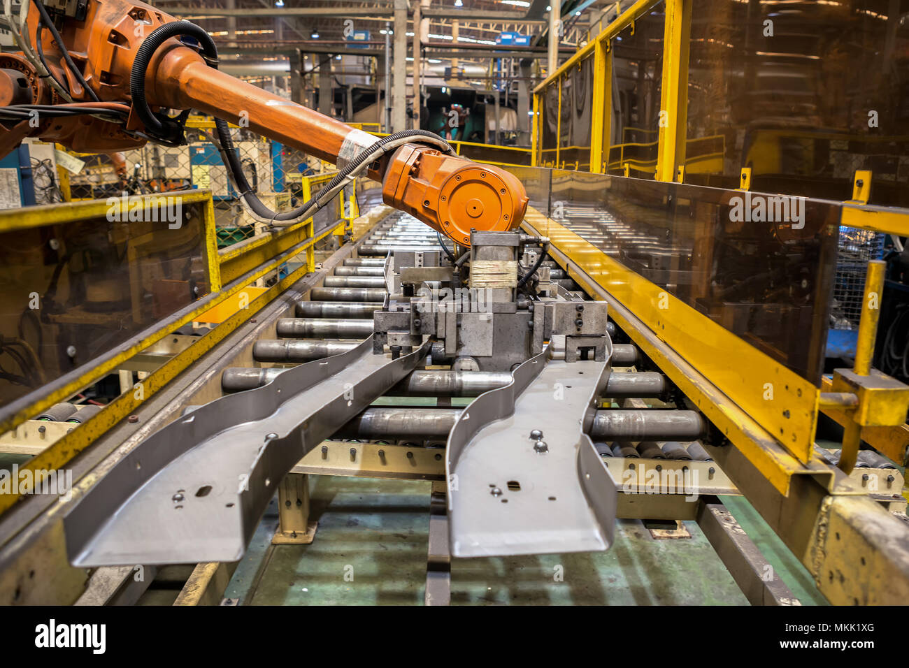 Robot arms handle tool keep automotive part Stock Photo - Alamy