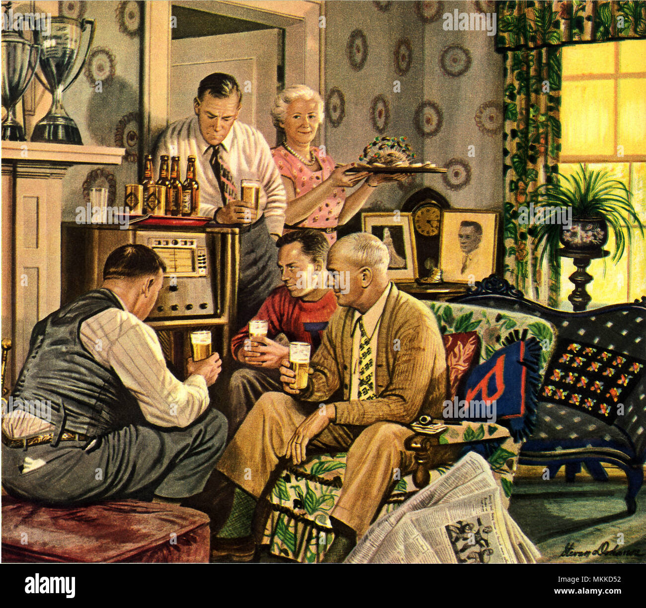 Family gathered around radio hi-res stock photography and images - Alamy