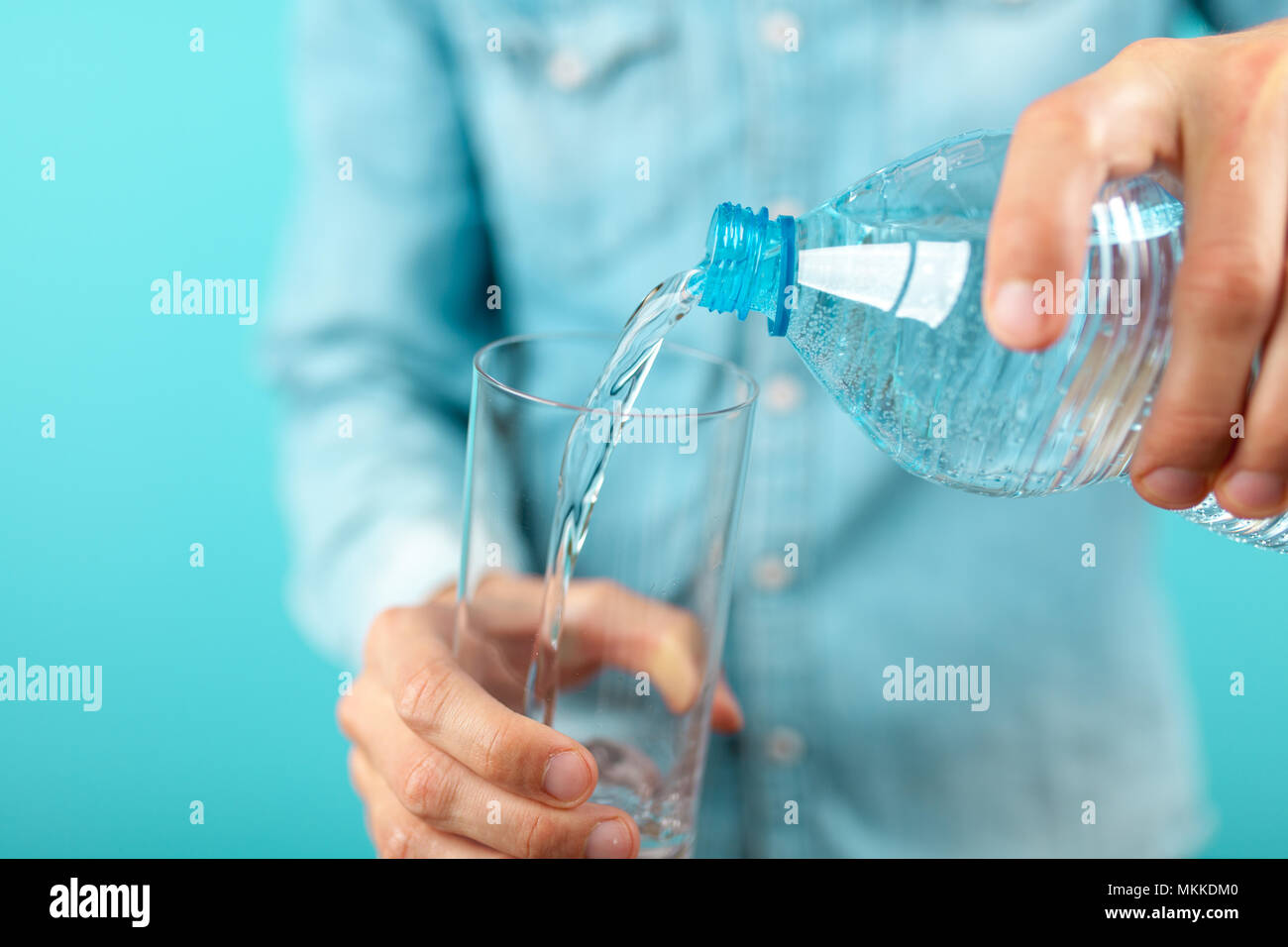 Glass of water hand share hi-res stock photography and images - Alamy
