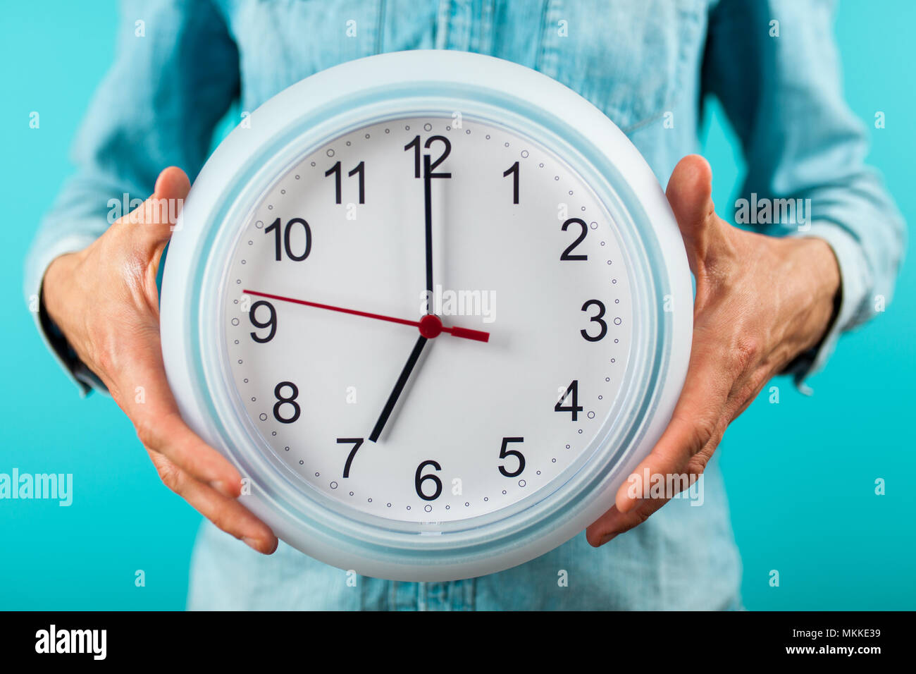 Hand holding clock hi-res stock photography and images - Alamy