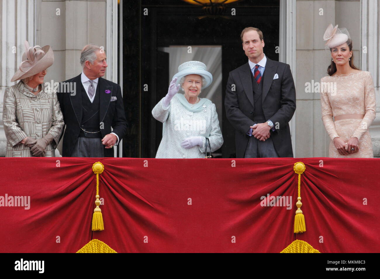 Queen elizabeth ii on the balcony of buckingham palace hi-res stock ...