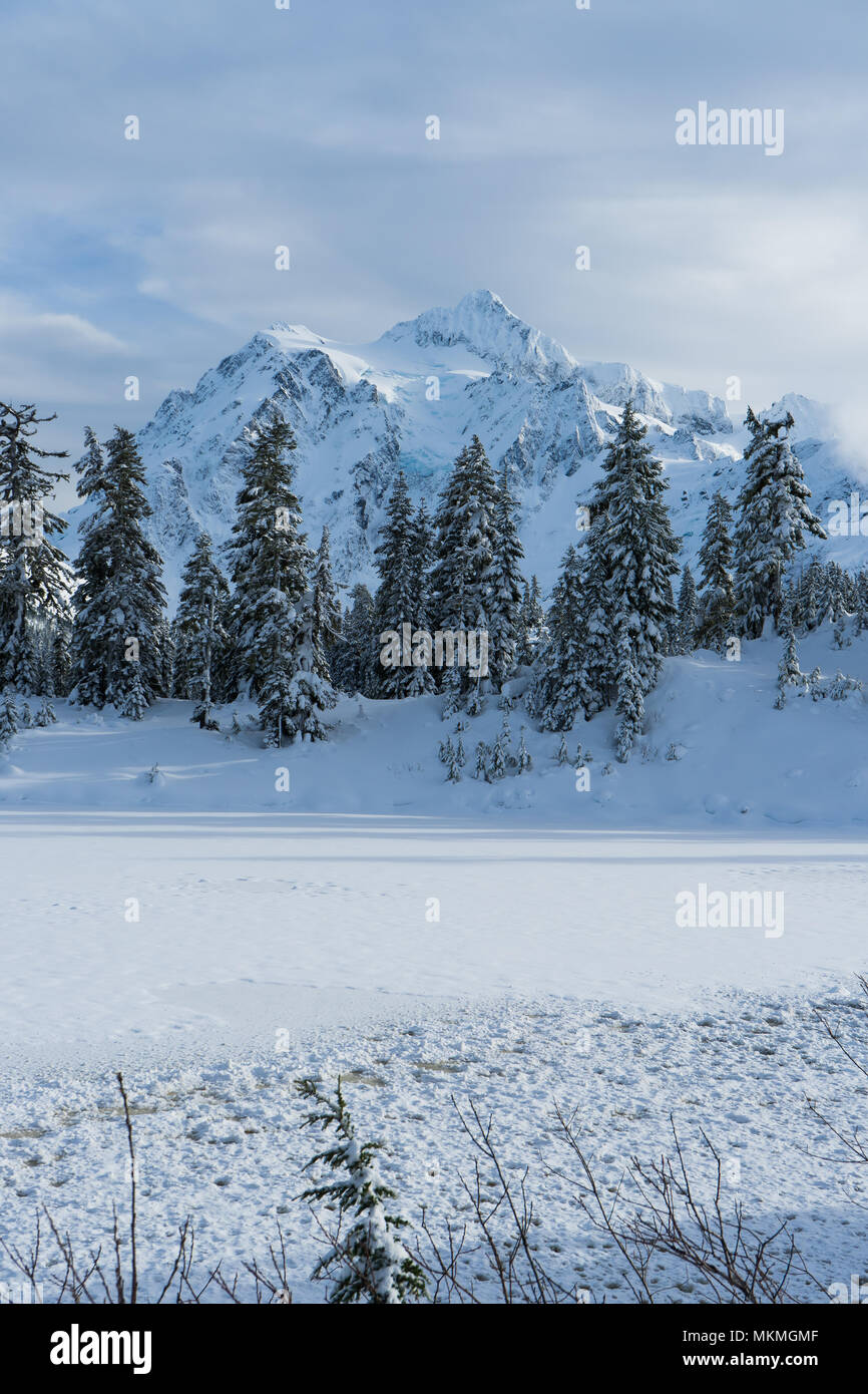 A view of Mount Shuksan Stock Photo - Alamy
