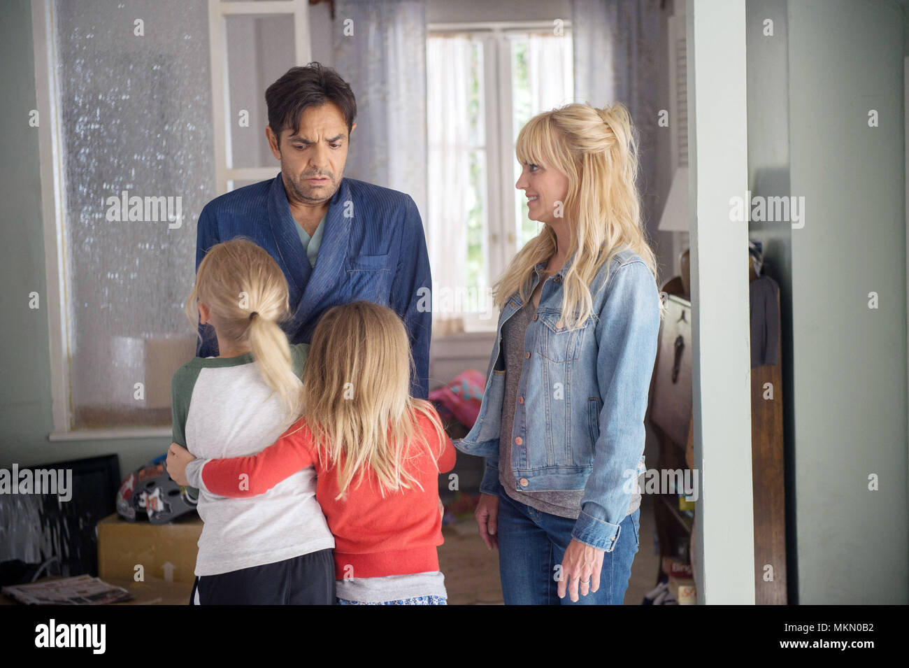 OVERBOARD, from left, Eugenio Derbez, Anna Faris (children, Hannah ...