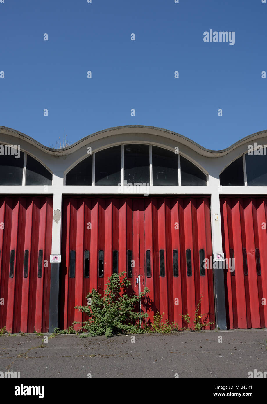 Curved glass doors hi-res stock photography and images - Alamy
