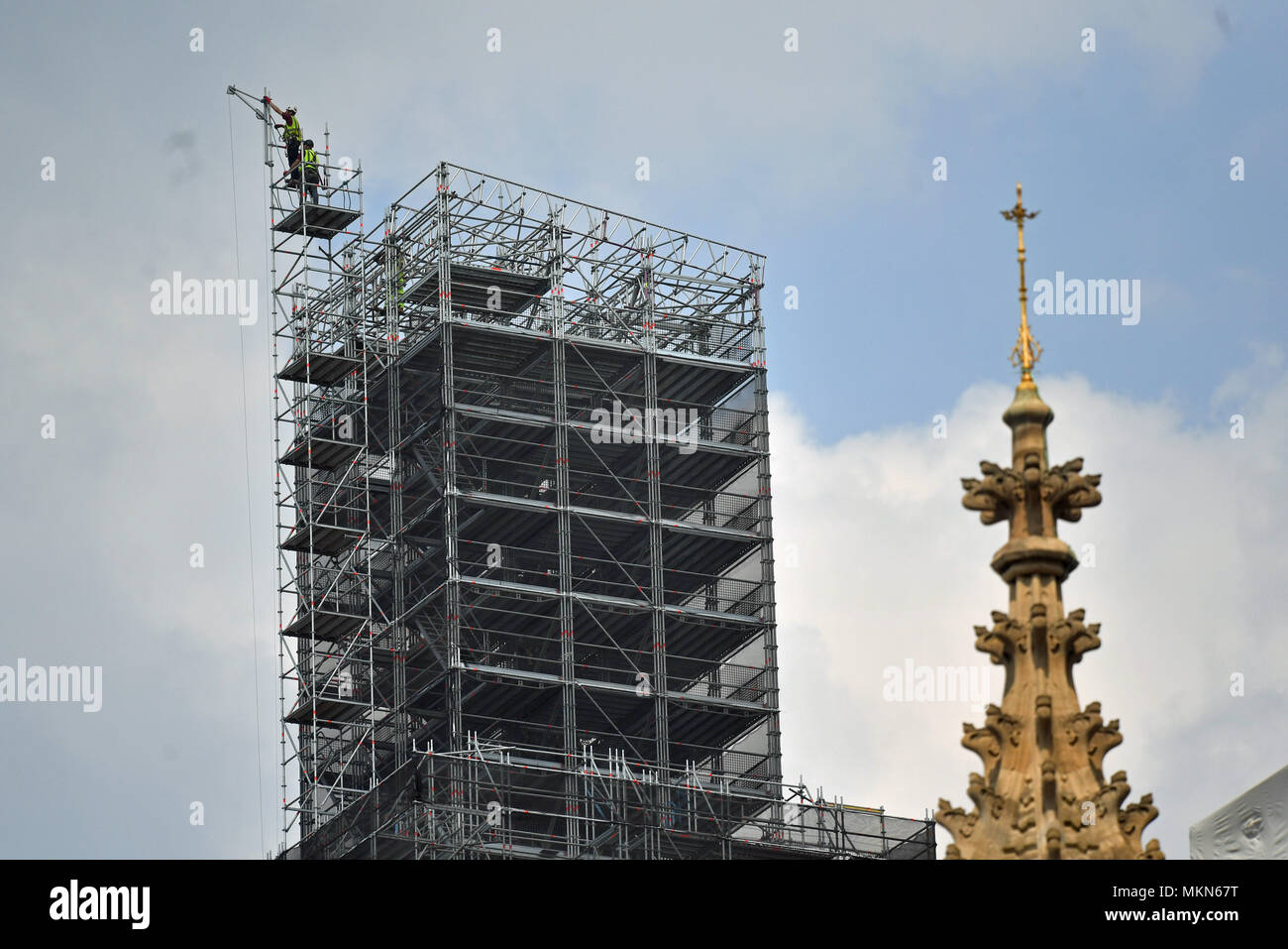 Big ben construction workers hi-res stock photography and images - Alamy