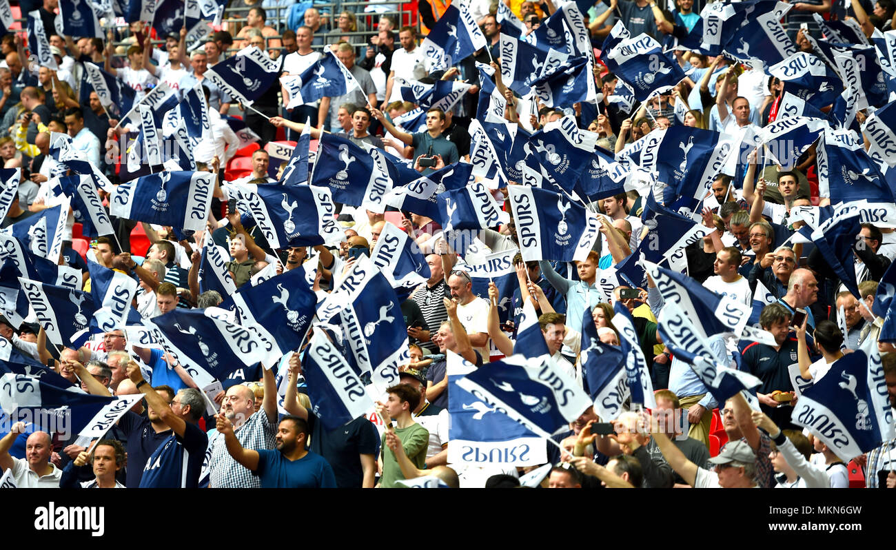 Tottenham stadium fans hi-res stock photography and images - Alamy