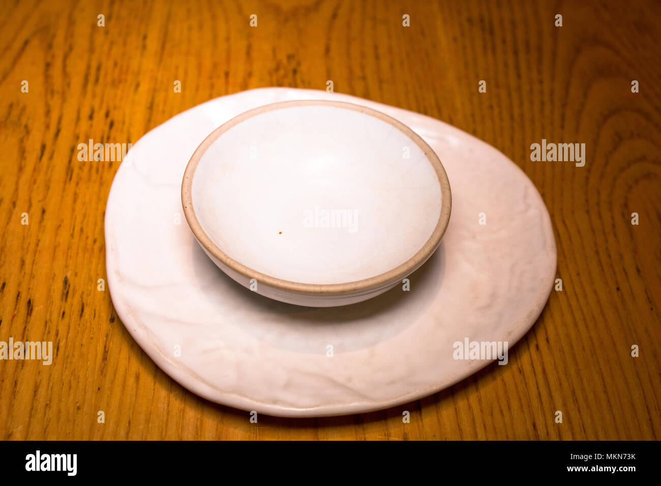 White dish isolated on wood background.Closed up Stock Photo - Alamy