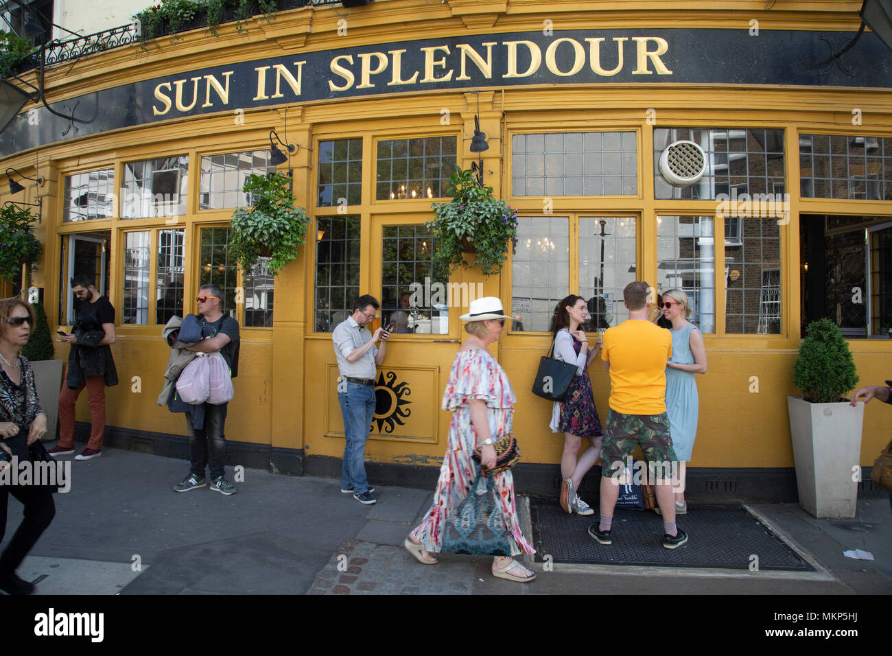 The Sun in Splendour pub on the corner of Portobello Road Market in ...