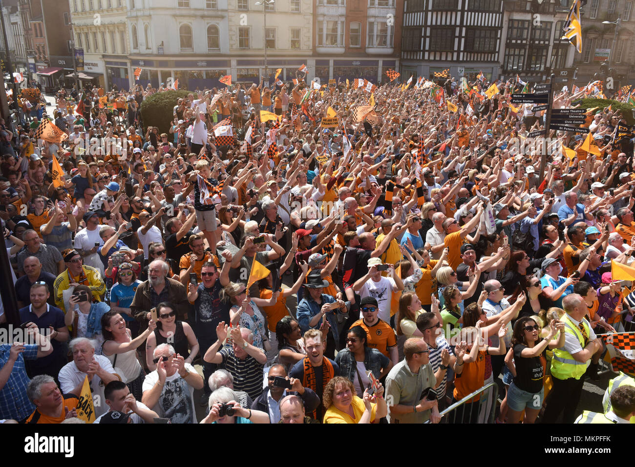 Crowd celebrating hi-res stock photography and images - Alamy