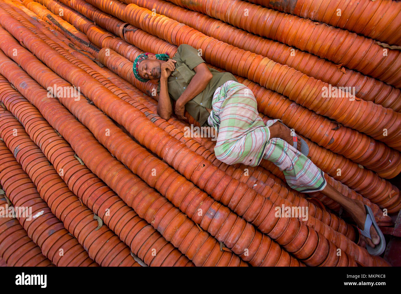 Pottery load unload on transporting boat at Burigonga River near ...