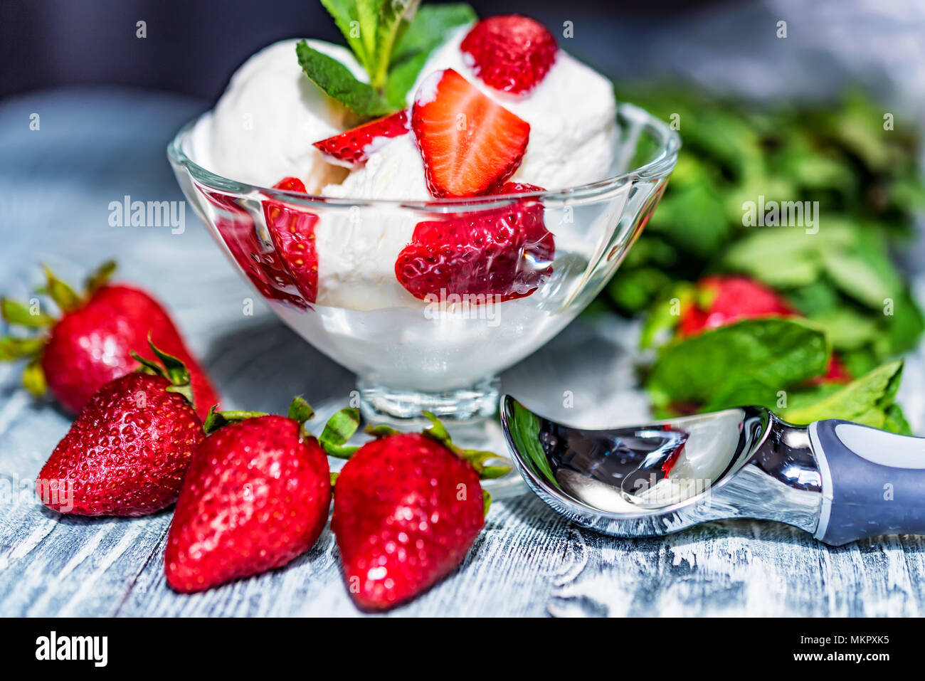 Balls ice cream strawberries hi-res stock photography and images - Alamy