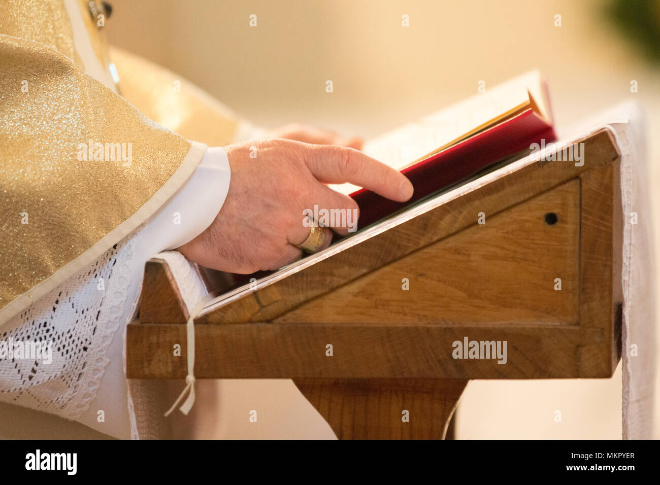 Priest mass catholic hi-res stock photography and images - Alamy