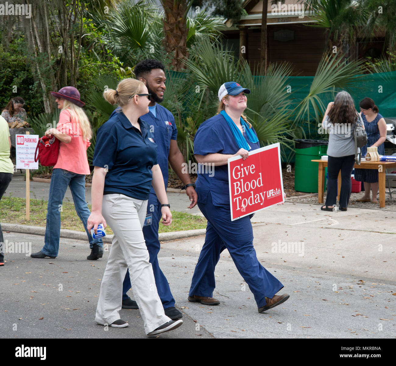 Giving blood hi-res stock photography and images - Alamy