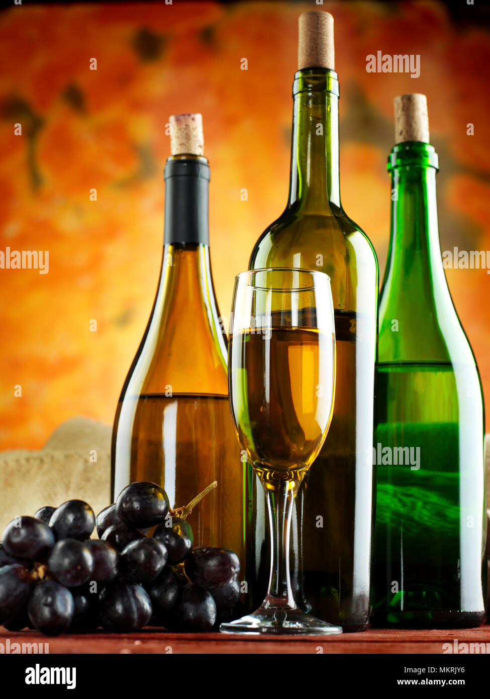 Champagne glass and bunch of grapes hi-res stock photography and images ...