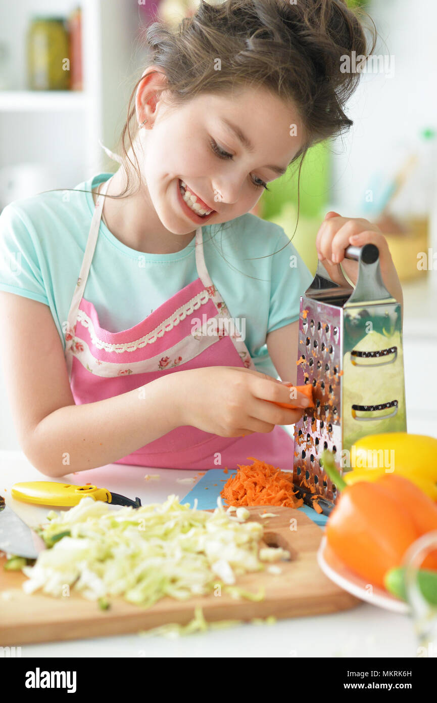 Girl cook to eat in the kitchen Stock Photo - Alamy