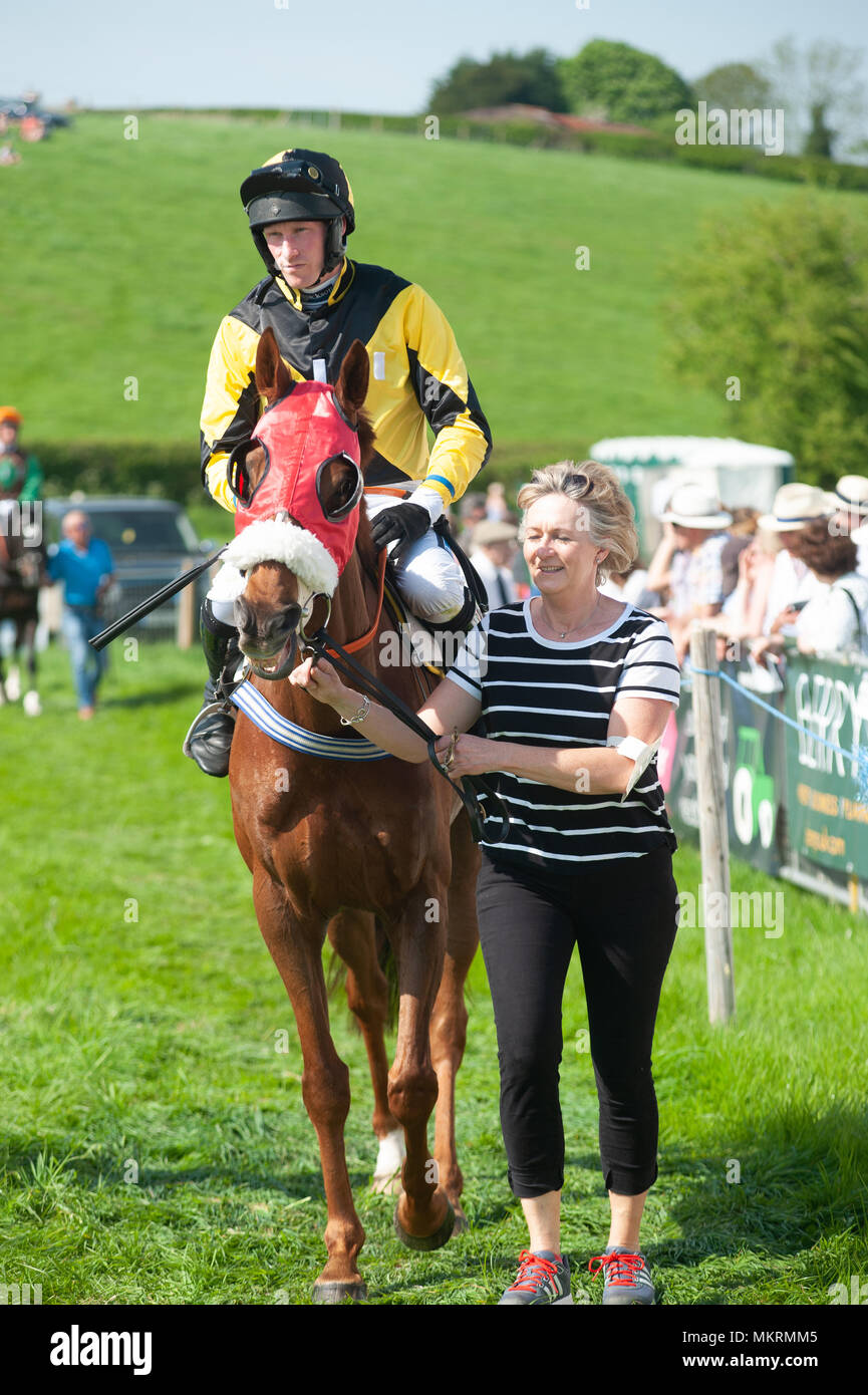 Jockeys parade ring hi-res stock photography and images - Alamy