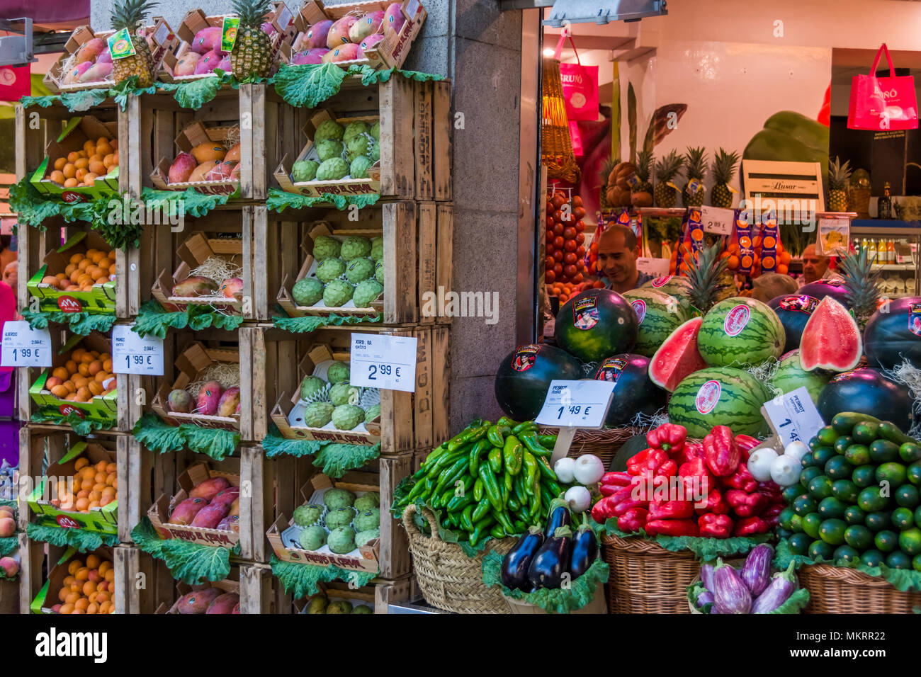 Outdoor fruit stand Stock Photo - Alamy