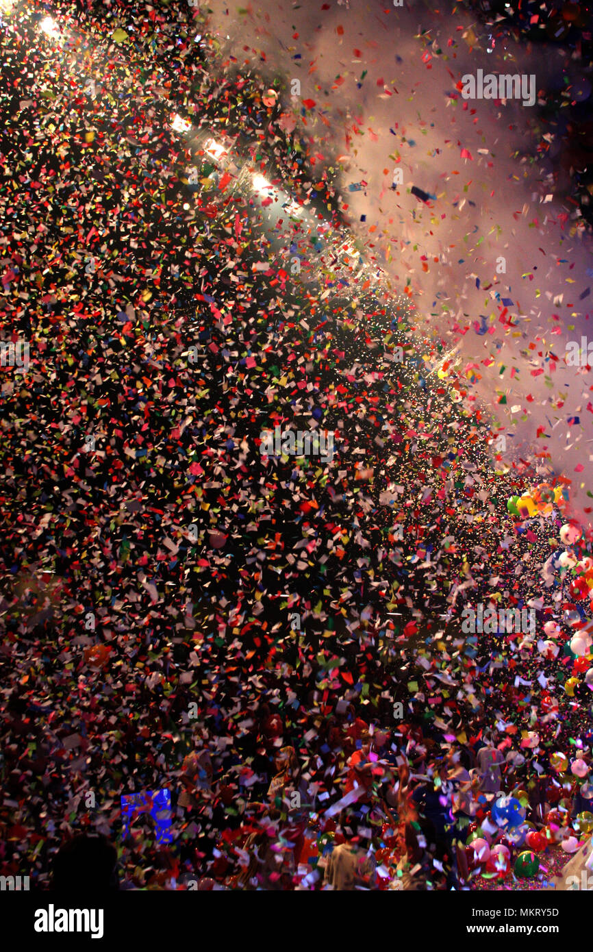 Hundreds of party balloons hi-res stock photography and images - Alamy