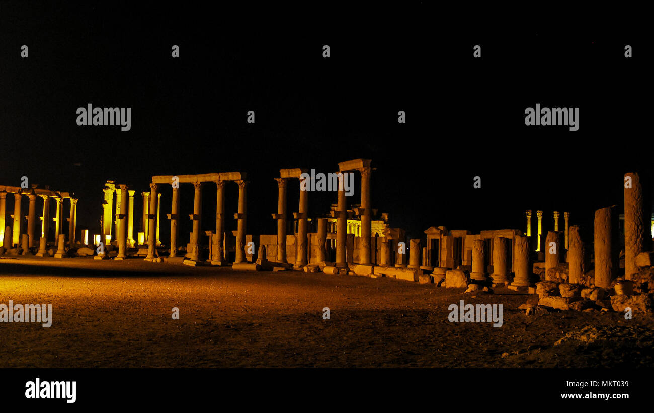 Destroyed city by night hi-res stock photography and images - Alamy