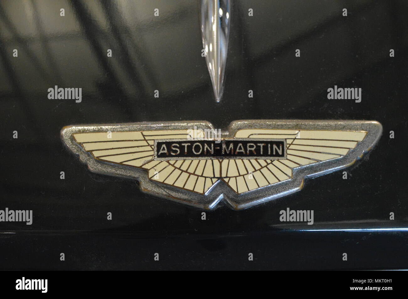 Cars logos hi-res stock photography and images - Alamy