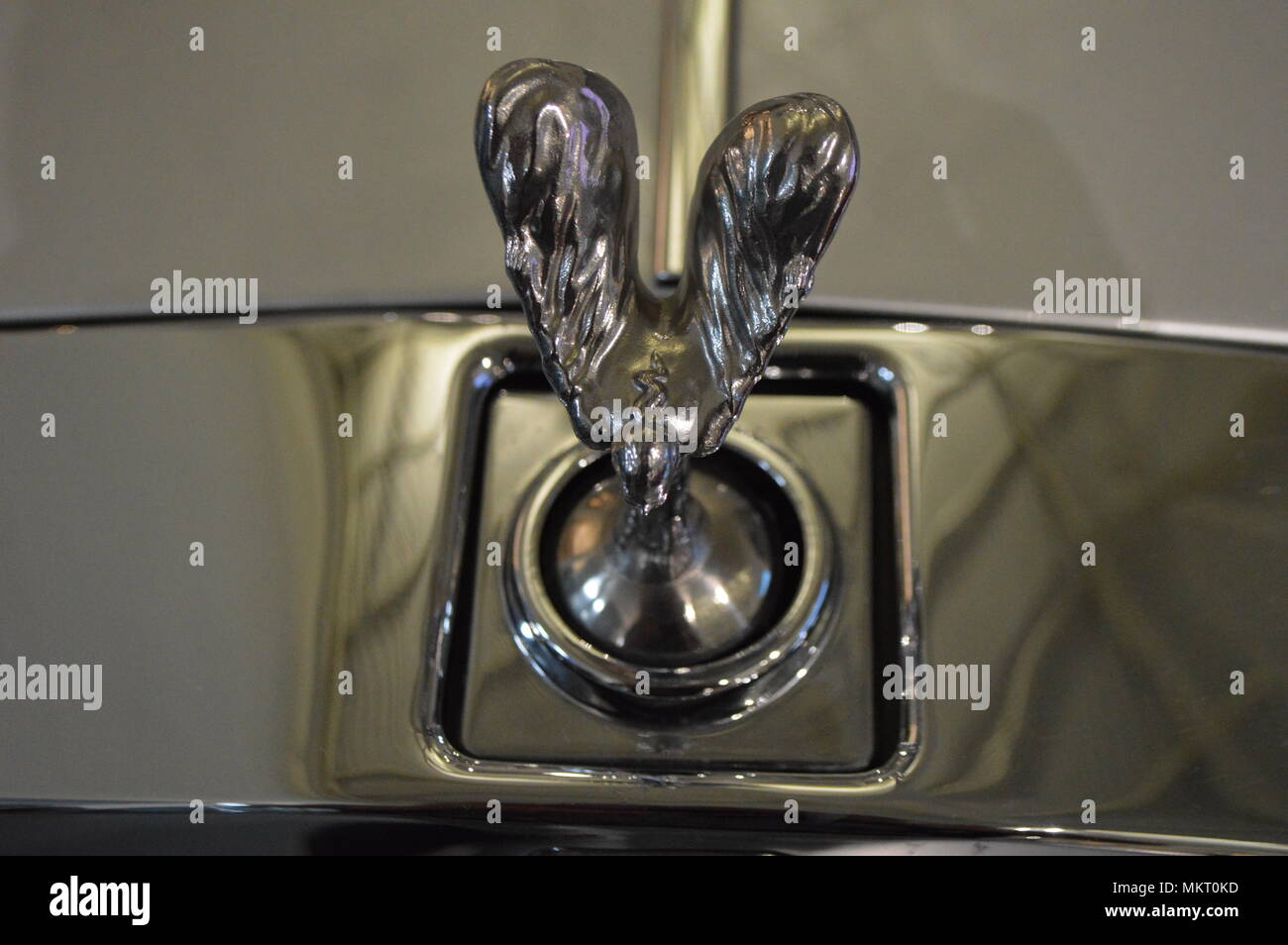 Cars logos hi-res stock photography and images - Alamy