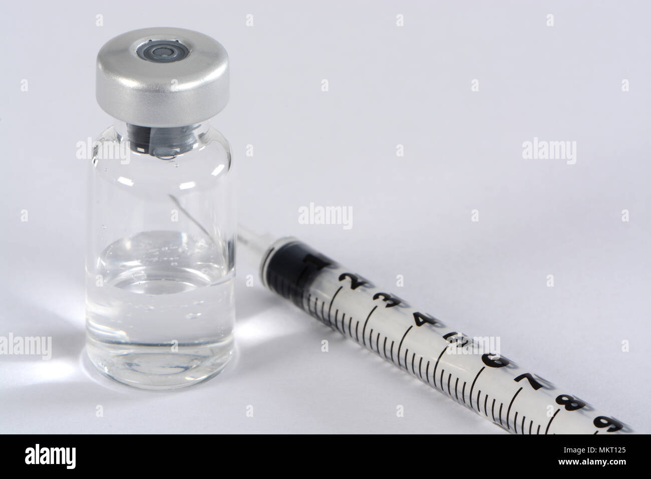 Medication, needle and vial Stock Photo - Alamy