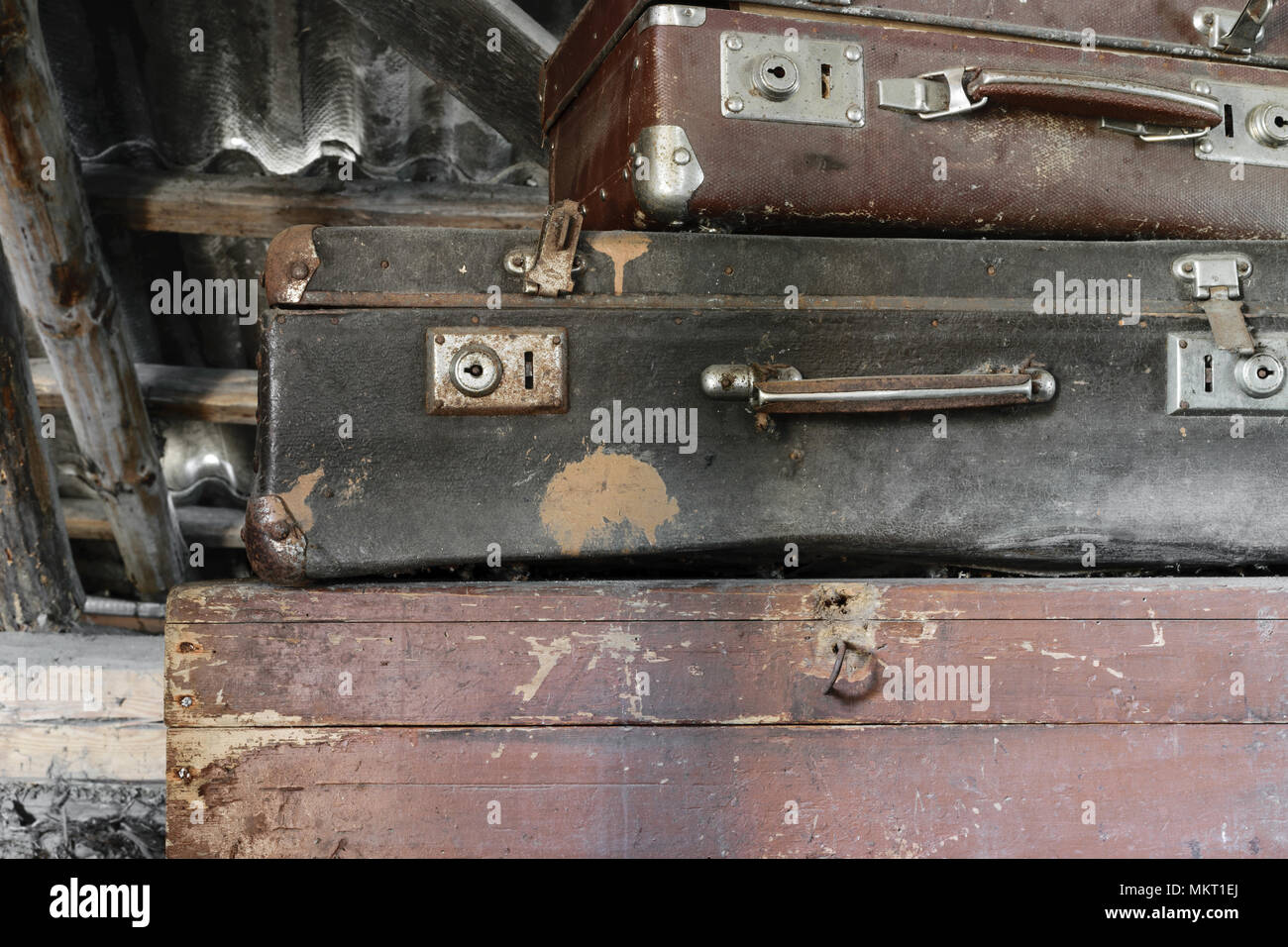 Old fashioned travel bag rotten suitcase hi-res stock photography and ...