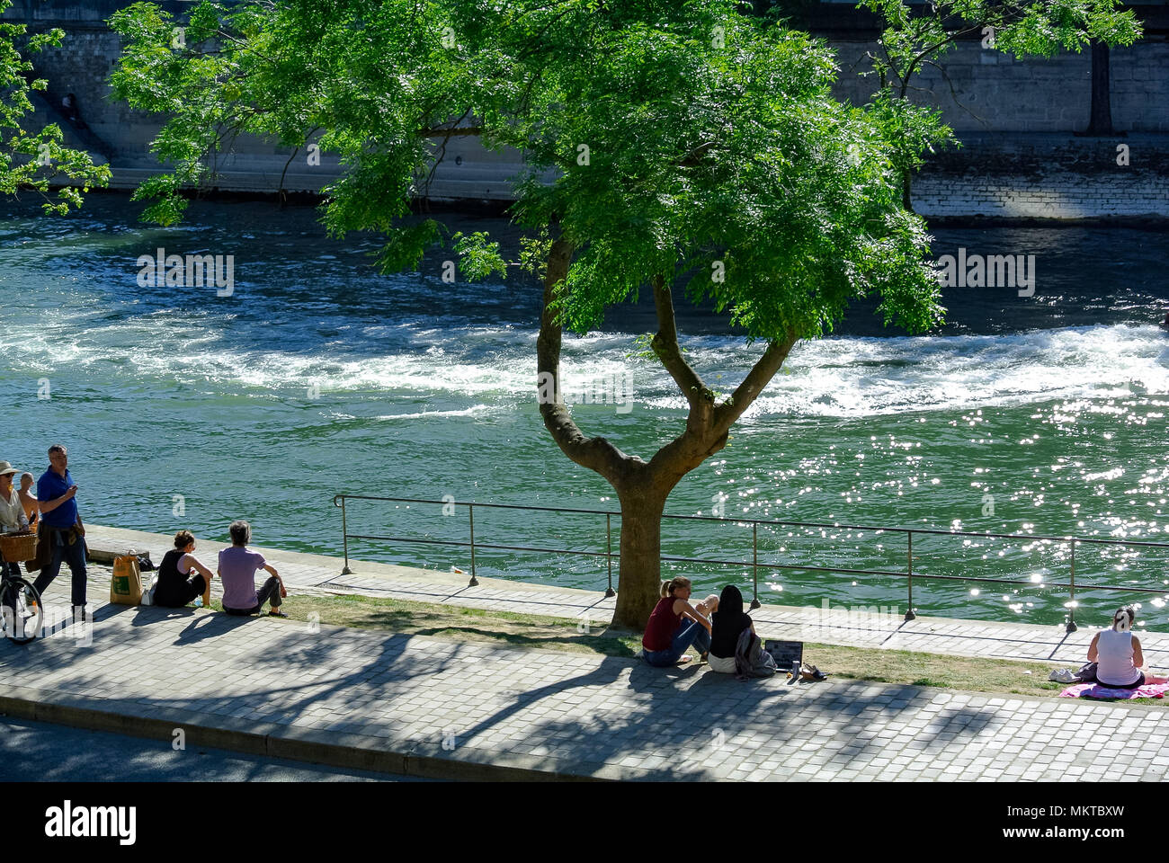People relaxing seine river hi-res stock photography and images - Alamy