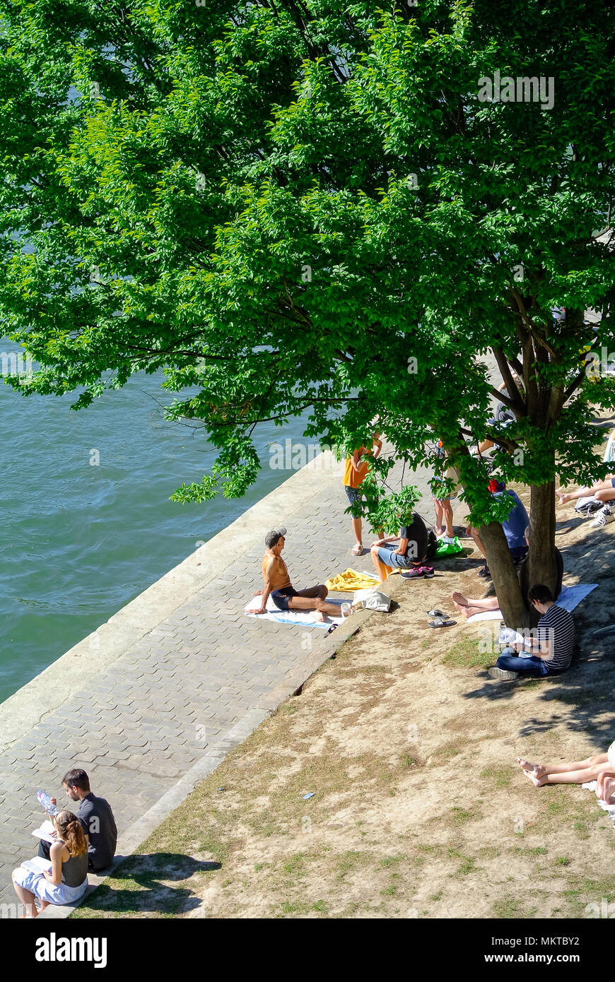 Parisian landmarks hi-res stock photography and images - Alamy