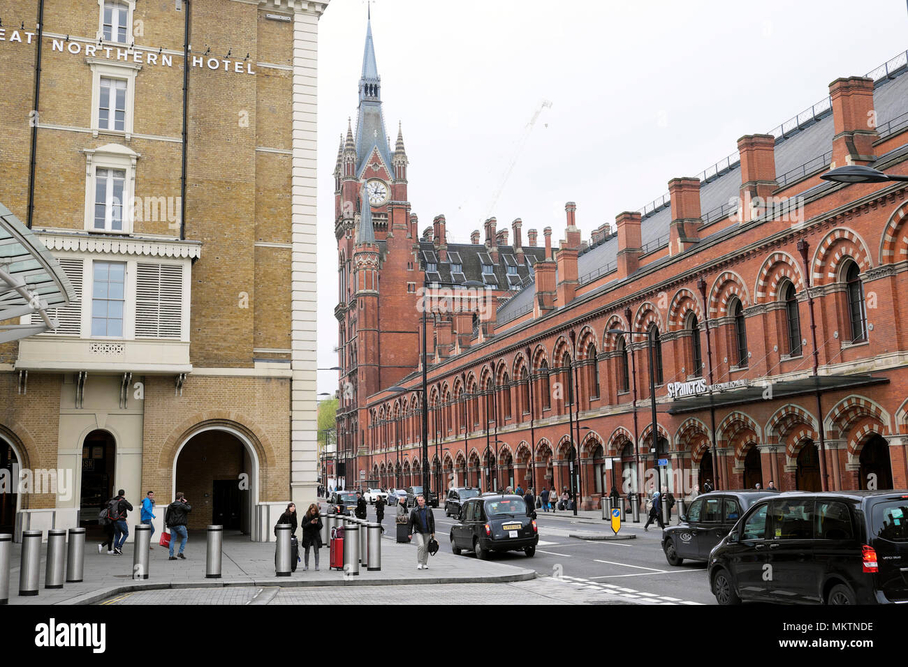 St Pancras Station exterior view and the Great Northern Hotel at Kings ...