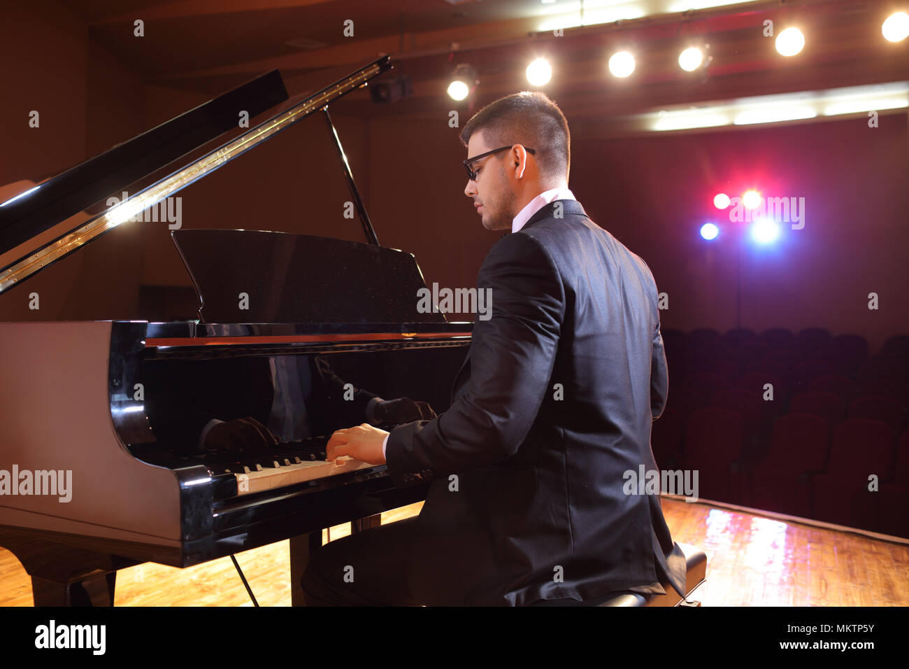 Piano player hi-res stock photography and images - Alamy