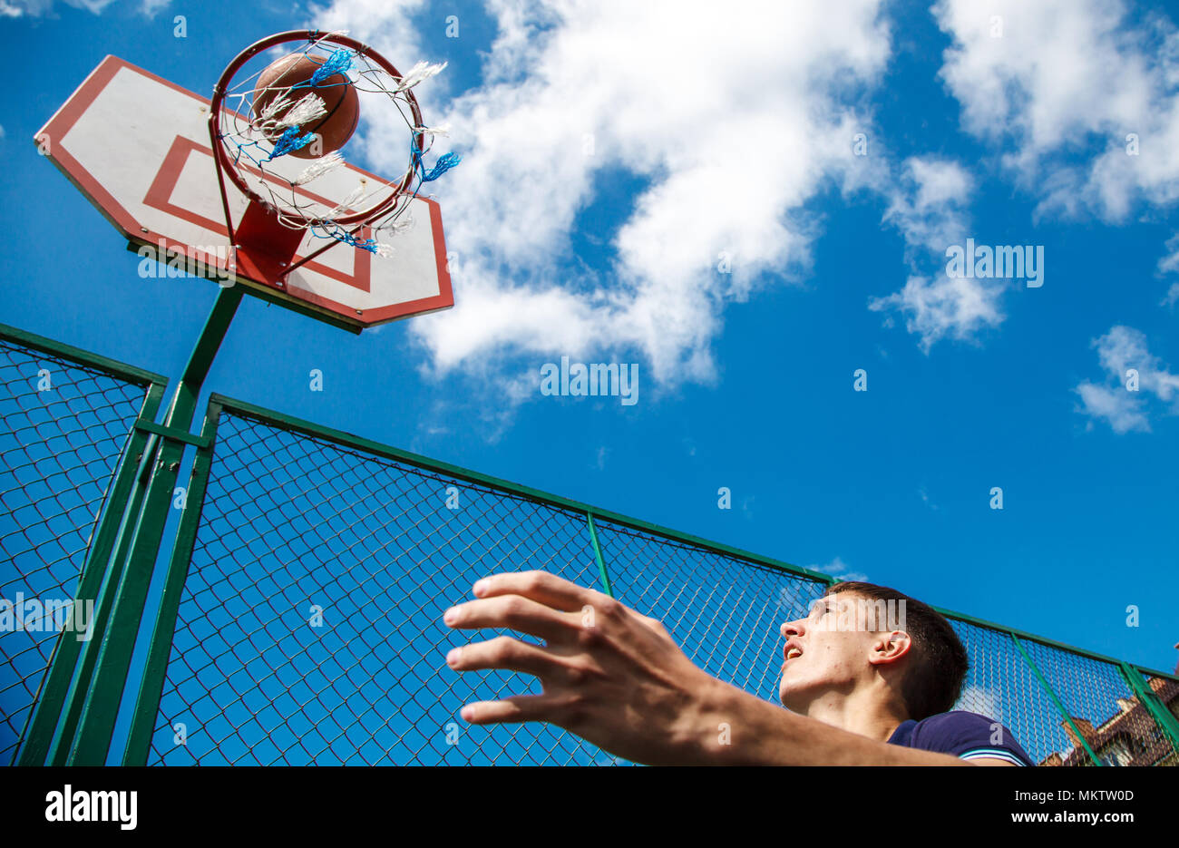 Fitness man playing basketball hi-res stock photography and images - Alamy